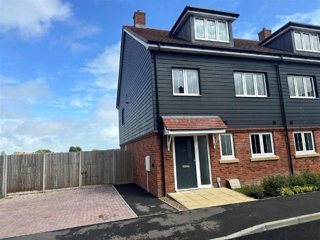 Maude Close, New Romney TN28 4 bed terraced house to rent £1,850 pcm £427 pw