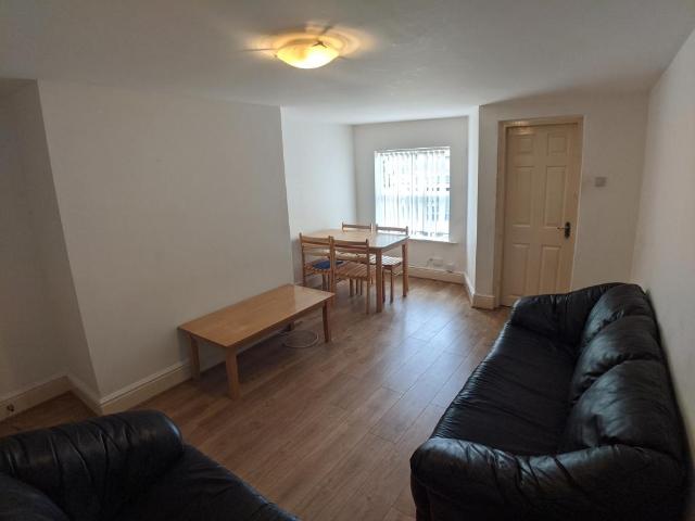 Mauldeth Road West, Manchester M20 2 bed flat to rent £1,073 pcm £248 pw