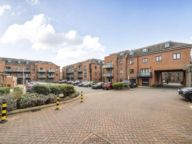 Maven Court, Harrow on the Hill. 2 bed flat to rent £2,000 pcm £462 pw