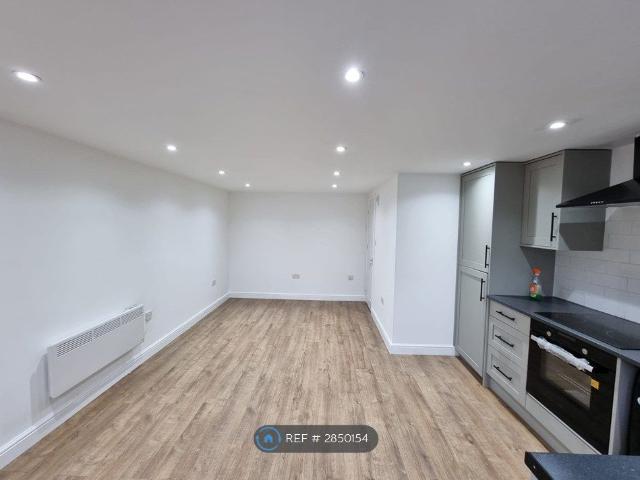 Mawney Road, Romford RM7, Studio to rent, £1,250 pcm | PrimeLocation