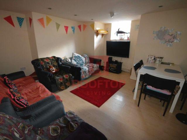 Mayville Avenue, Leeds LS6 8 bed house to rent £4,333 pcm £1,000 pw