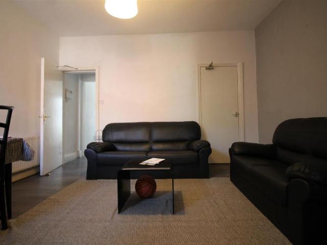 Mayville Place, Hyde Park, Leeds 6 bed house to rent £3,900 pcm £900 pw