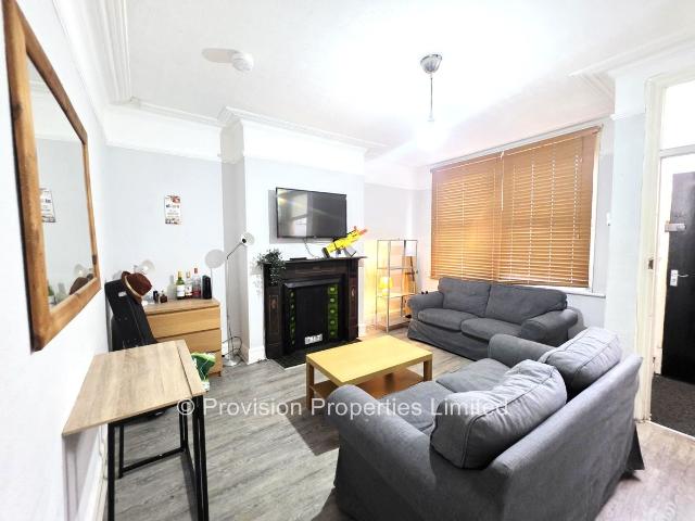 Mayville Place, Hyde Park, Leeds LS6, 3 bed terraced house to rent, £1,170 pcm | PrimeLocation