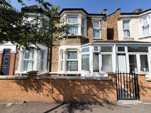 Mayville Road, London, E11 6 bed semi detached house to rent £3,200 pcm £738 pw