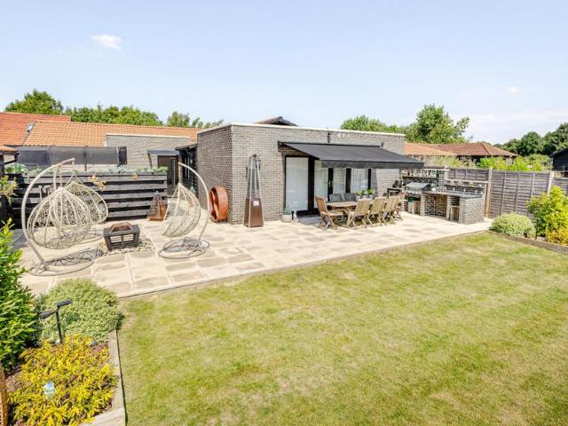 May Walk, Elsenham Road, Stansted, CM24 3 bed bungalow to rent £3,000 pcm £692 pw