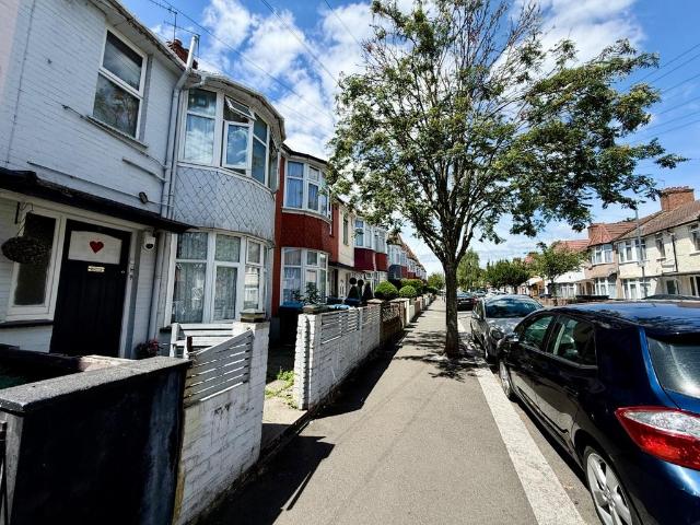 Maybank Avenue, Wembley, Greater. 2 bed ground floor flat to rent £2,100 pcm £485 pw