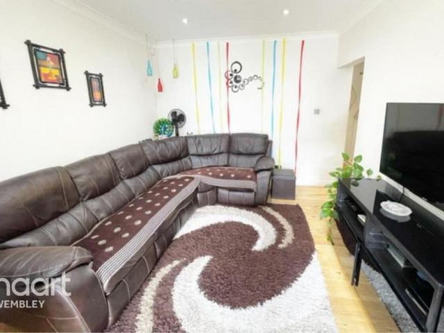 Maybank Avenue, Wembley 2 bed apartment to rent £2,200 pcm £508 pw