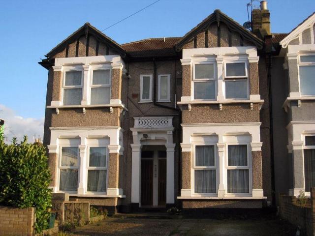 Mayfair Avenue, Ilford, IG1 3DQ 1 bed flat to rent £1,650 pcm £381 pw