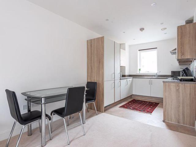 Mayfair Court, Hunting Place. 2 bed apartment to rent £2,250 pcm £519 pw