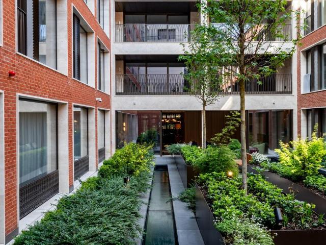 Mayfair, London W1J 3 bed flat to rent £21,667 pcm £5,000 pw