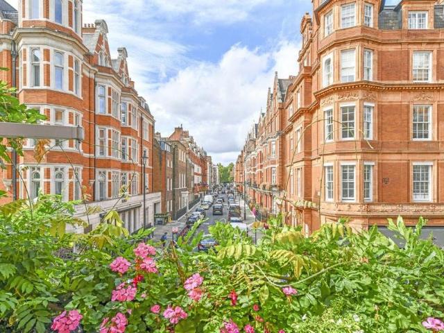Mayfair, London W1K 3 bed maisonette to rent £32,500 pcm £7,500 pw