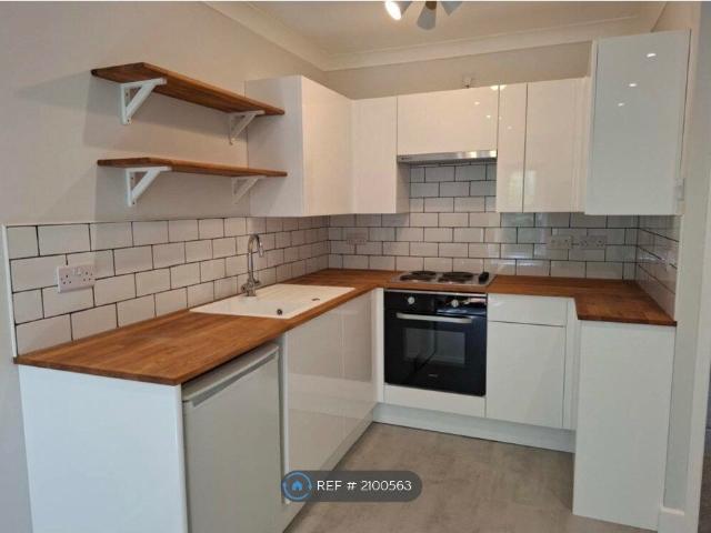 Mayfield Road, Camberley GU15, 2 bed maisonette to rent, £1,695 pcm | PrimeLocation