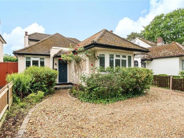Mayfield Road, Hersham. 5 bed detached house to rent £3,700 pcm £854 pw