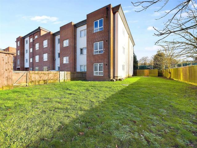 Mayfield Road, Hersham, Walton On Thames 2 bed flat to rent £1,750 pcm £404 pw