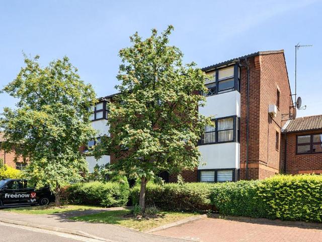 Mayfield Road, Wendell Park, London, W12 Studio to rent £2,250 pcm £519 pw
