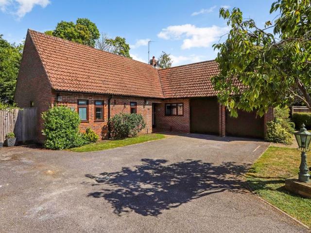 Mayfield, Rowledge, GU10 3 bed property to rent £3,500 pcm £808 pw