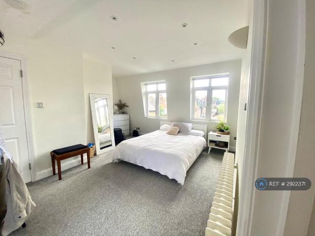 Mayford Road, London, SW12 2 bed flat to rent £2,700 pcm £623 pw