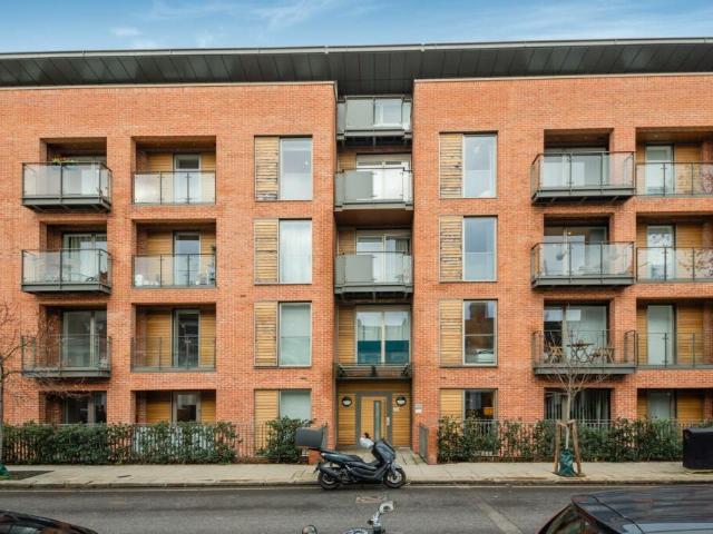Maygrove Road, London NW6 3 bed apartment to rent £4,400 pcm £1,015 pw