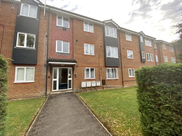 Maynard Court, Rosefield Road, Staines 1 bed flat to rent £1,150 pcm £265 pw