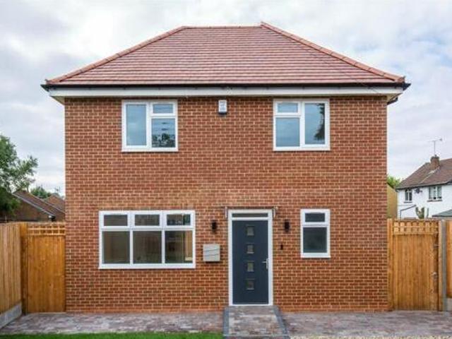 Mays Lane, Barnet, 3 Bedroom Detached