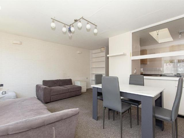 Maysoule Road, Clapham Junction SW11 1 bed flat to rent £1,850 pcm £427 pw