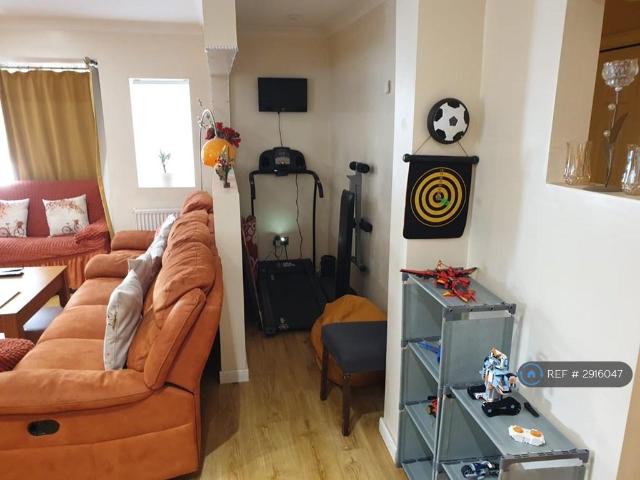 Mayswood Gardens, Dagenham, RM10 4 bed bungalow to rent £2,800 pcm £646 pw