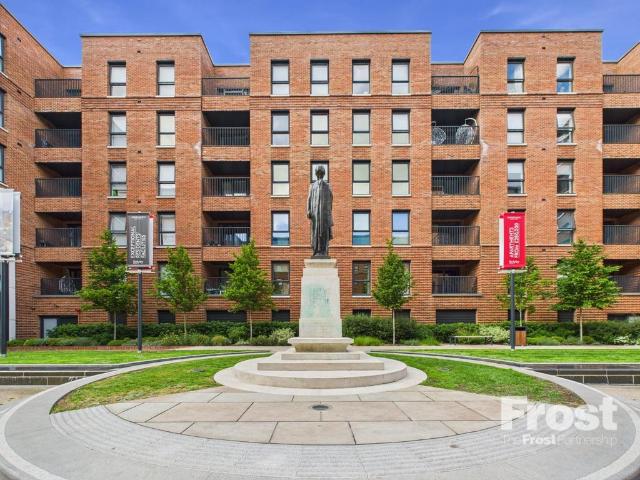 Memorial Avenue, Slough, Berkshire, SL1 2 bed apartment to rent £2,100 pcm £485 pw