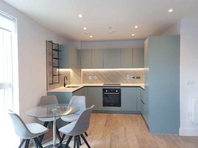 Memorial Avenue, Slough SL1, 2 bed flat to rent, £2,100 pcm | PrimeLocation