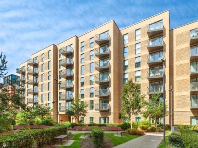 Memorial Avenue, Slough, 2 Bedroom Flat