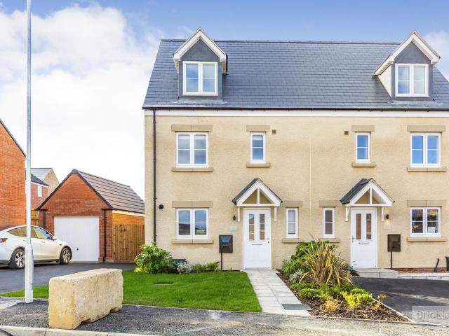 Menzel Road, Weldon, CORBY 4 bed house to rent £1,550 pcm £358 pw