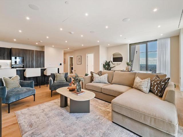 Menara Point, Affinity View, London, E16 3 bed flat to rent £3,696 pcm £853 pw