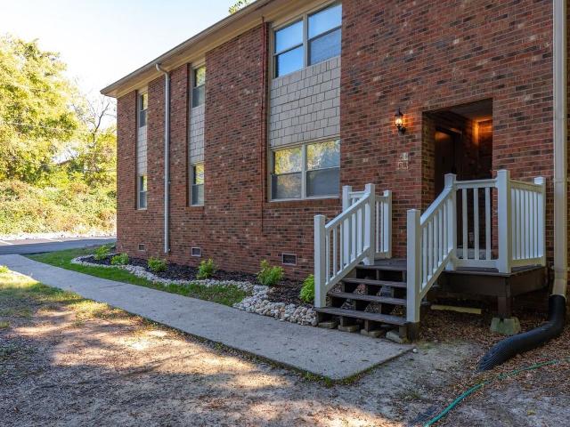 Mendenhall Square 2 Bedroom Apartment for Rent at 516 S Mendenhall St, Greensboro, NC 27403 College Hill