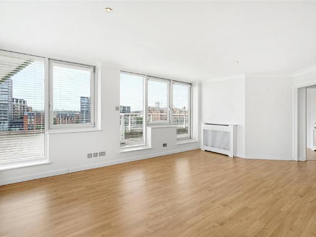 Mendip Court, Chatfield Road. 2 bed apartment to rent £3,499 pcm £807 pw