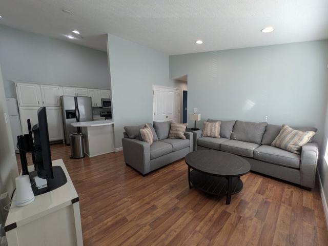 Men's Private RoomShared BathReserved Parking Ava