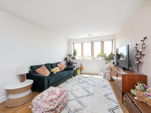 Meath Crescent, Bethnal Green. 2 bed flat to rent £2,701 pcm £623 pw