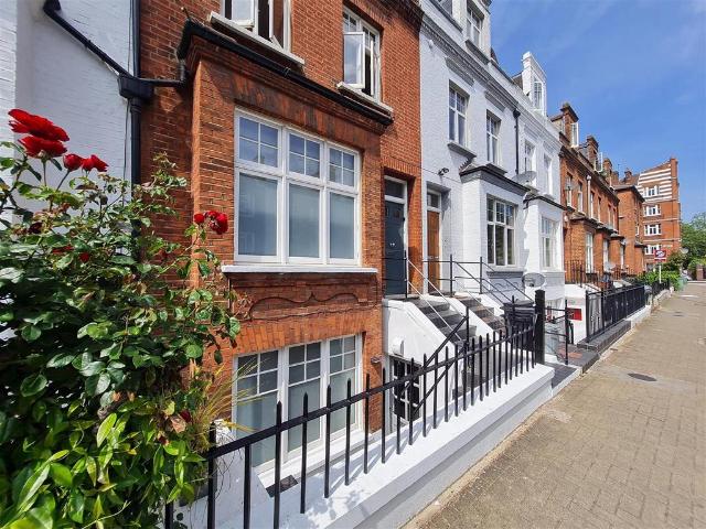 Meath Street, London SW11 3 bed flat to rent £3,600 pcm £831 pw