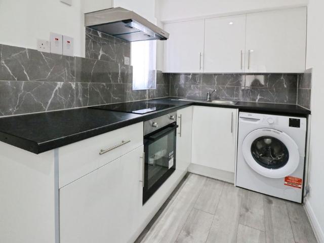 Mead Avenue, Slough SL3, 1 bed flat to rent, £950 pcm | PrimeLocation