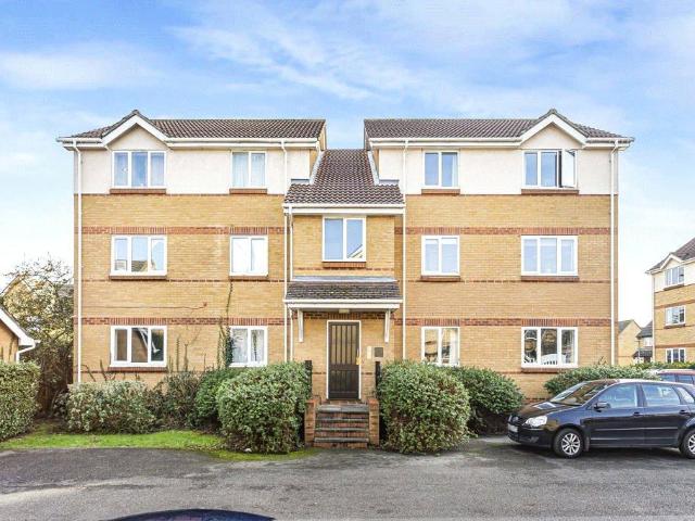 Mead Court, Egham, Surrey, TW20 2 bed apartment to rent £1,550 pcm £358 pw