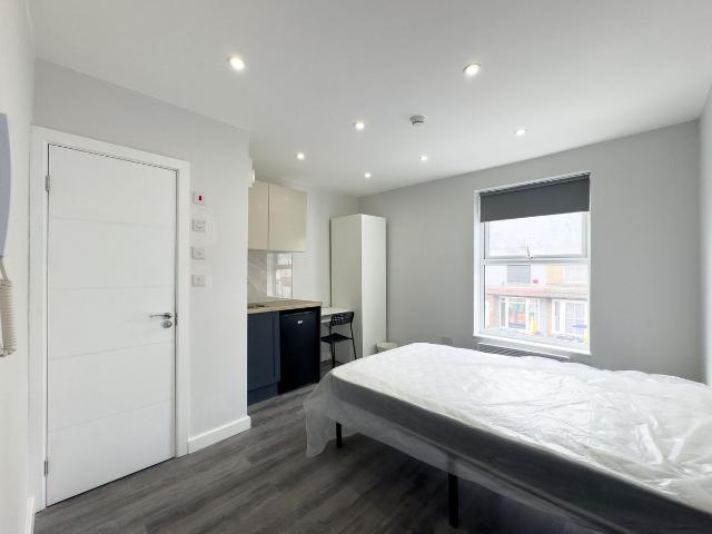 Mead Road, Edgware HA8, Studio to rent, £1,100 pcm | PrimeLocation