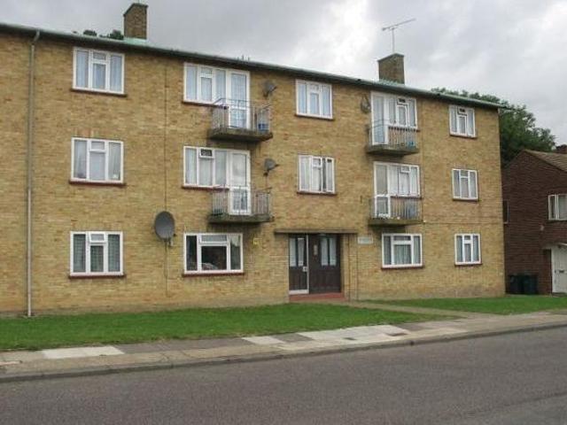 Meadfield, Edgware HA8 2 bed flat to rent £1,750 pcm £404 pw