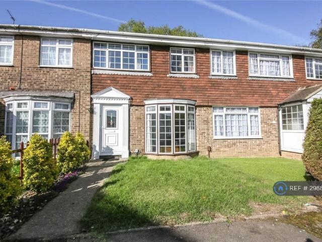 Meadow Close, Chatham, ME5 3 bed terraced house to rent £1,675 pcm £387 pw