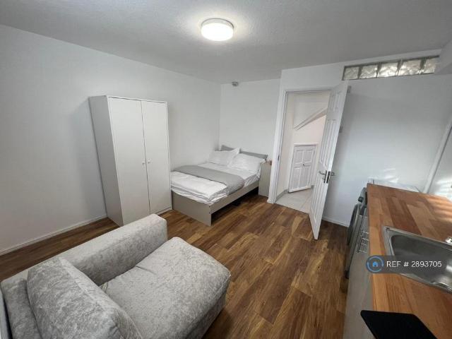 Meadow Close, Barnet, EN5 Studio to rent £1,075 pcm £248 pw