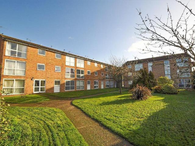 Meadow Close, London Colney, AL2 2 bed flat to rent £1,325 pcm £306 pw