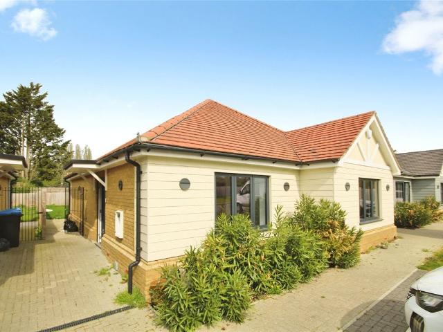 Meadow Brook, Stapleford Abbotts RM4, 3 bed bungalow to rent, £3,000 pcm | PrimeLocation