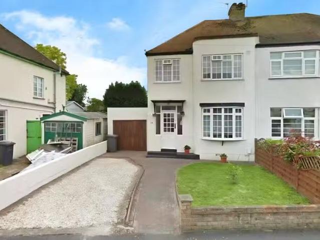 Meadow Gardens, Staines, Middleinteraction, TW18 3HE