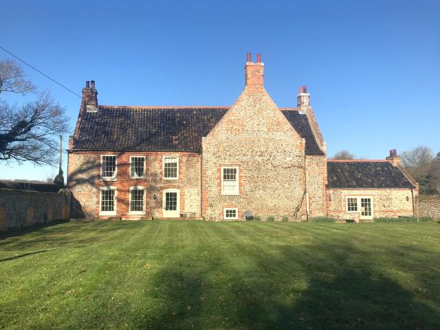 Meadow Farmhouse to rent in the picturesque village of Letheringsett