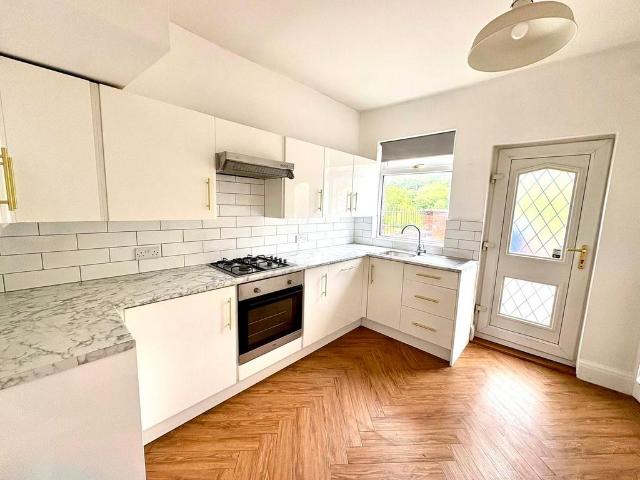 Meadow Head, Sheffield, S8 3 bed apartment to rent £1,050 pcm £242 pw
