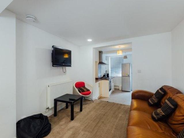 Meadow Lane 6 bed house share to rent £2,856 pcm £659 pw