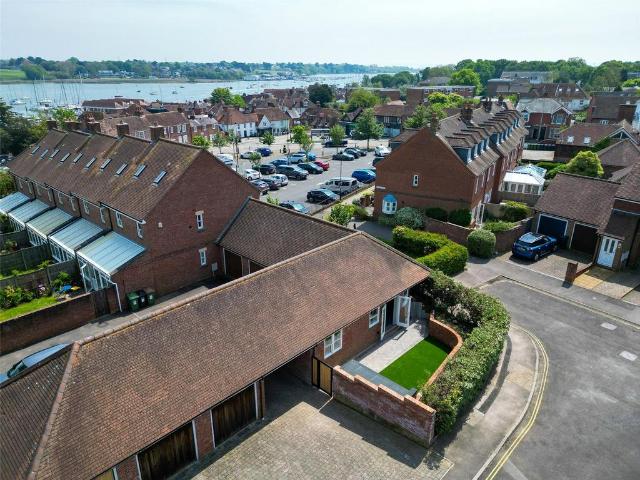Meadow Lane, Hamble, Southampton, SO31 2 bed bungalow to rent £1,495 pcm £345 pw