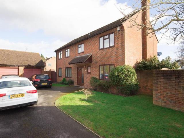 Meadow Park, Aylesbury HP22 4 bed house to rent £2,250 pcm £519 pw
